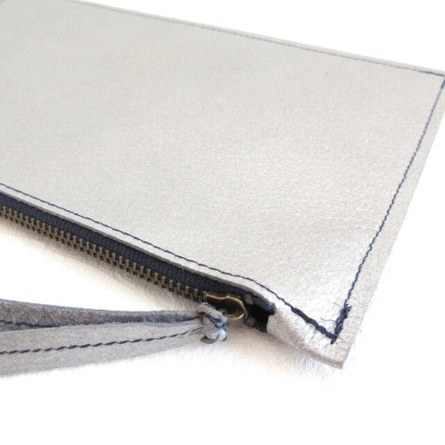 A6対応・フラットマルチケース《ピッグスキン》シルバー・0247 | iichi ハンドメイド・クラフト作品・手仕事品の通販