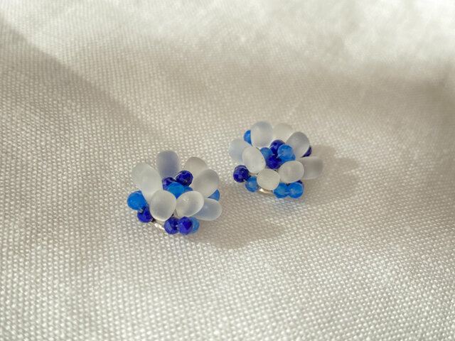 Snowビーズとラピスラズリ・ブルーメノウのピアス（Candyシリーズ） | iichi ハンドメイド・クラフト作品・手仕事品の通販