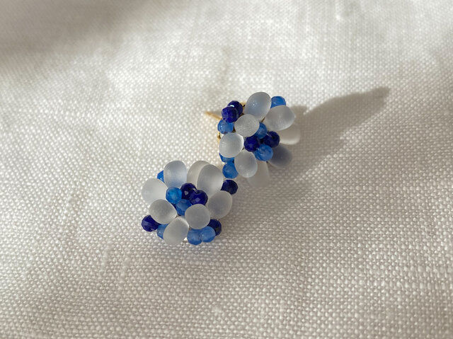 Snowビーズとラピスラズリ・ブルーメノウのピアス（Candyシリーズ） | iichi ハンドメイド・クラフト作品・手仕事品の通販