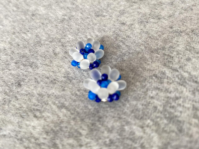 Snowビーズとラピスラズリ・ブルーメノウのピアス（Candyシリーズ） | iichi ハンドメイド・クラフト作品・手仕事品の通販
