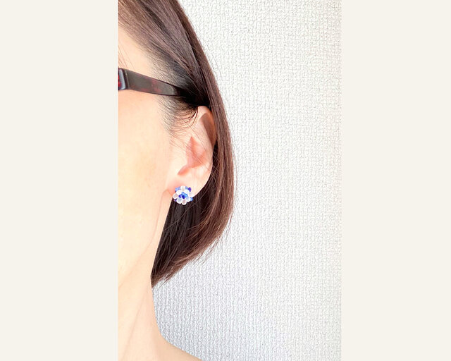 Snowビーズとラピスラズリ・ブルーメノウのピアス（Candyシリーズ） | iichi ハンドメイド・クラフト作品・手仕事品の通販