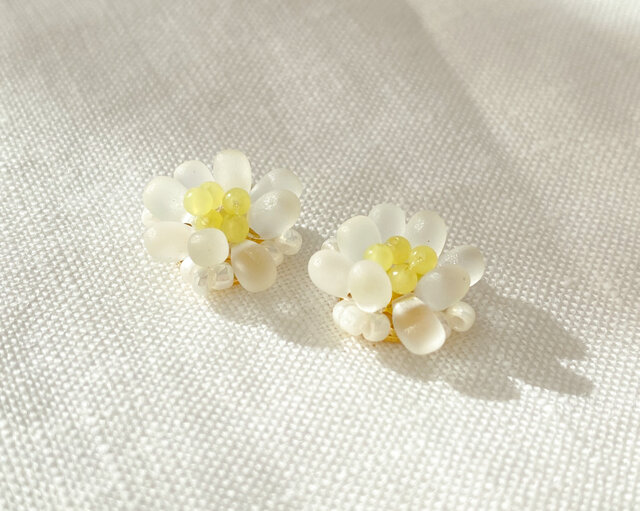 Snowビーズとレモンジェイドのピアス（Candyシリーズ） | iichi ハンドメイド・クラフト作品・手仕事品の通販