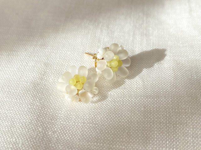 Snowビーズとレモンジェイドのピアス（Candyシリーズ） | iichi ハンドメイド・クラフト作品・手仕事品の通販