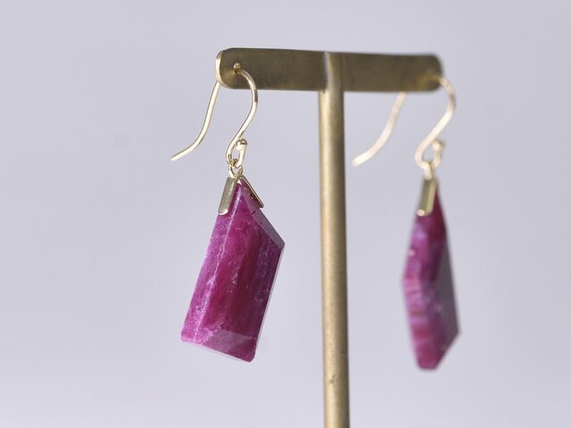 Ruby / K18YG Pierce 【CASA/カーサ】 | iichi 日々の暮らしを心地よくするハンドメイドやアンティークのマーケットプレイス