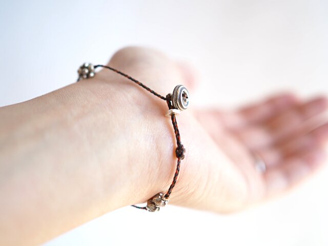 チベット産 アンデシン 編み紐ブレスレット silver950 | iichi 日々の暮らしを心地よくするハンドメイドやアンティークのマーケットプレイス