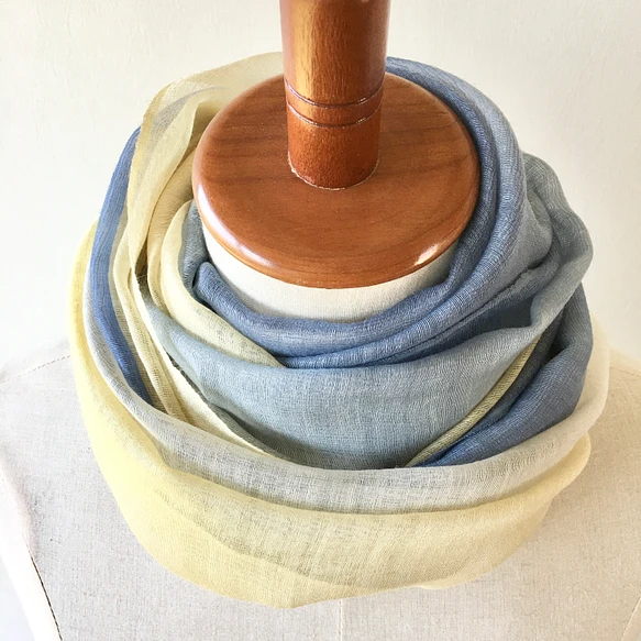 さらウール＊WOOLSILK＊藍色×淡黄色＊手染ウールシルクストール | iichi ハンドメイド・クラフト作品・手仕事品の通販