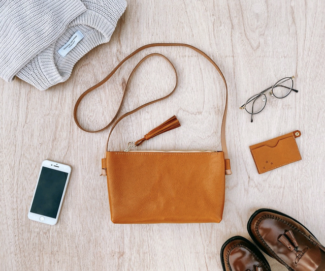 【国産革】上品な大人のショルダーバッグ（レザー/シンプル/コンパクト/メンズ/レディース/ファスナー/鞄）キャメル | iichi 日々の暮らしを心地よくするハンドメイドやアンティークの ...