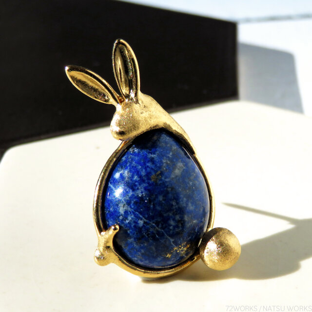 うさぎのラピス ブローチ / Lapis Lazuli Rabbit Brooch | iichi 日々の暮らしを心地よくするハンドメイドやアンティークのマーケットプレイス
