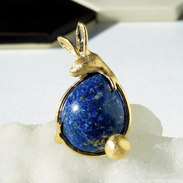うさぎのラピス ブローチ / Lapis Lazuli Rabbit Brooch | iichi 日々の暮らしを心地よくするハンドメイドやアンティークのマーケットプレイス