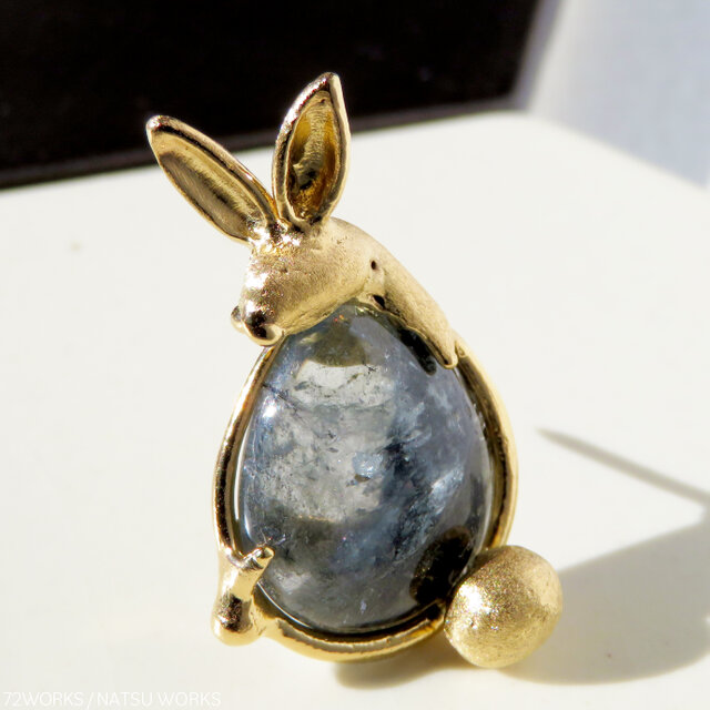 うさぎのトルマリン ブローチ / Black Tourmaline Rabbit Brooch | iichi ハンドメイド・クラフト作品・手仕事品の通販