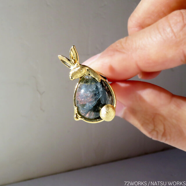 うさぎのトルマリン ブローチ / Black Tourmaline Rabbit Brooch | iichi ハンドメイド・クラフト作品・手仕事品の通販