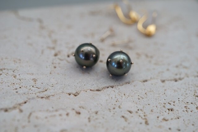 【drop】 黒蝶貝ドット10Kピアス | iichi 日々の暮らしを心地よくするハンドメイドやアンティークのマーケットプレイス