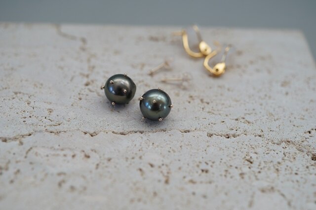 【drop】 黒蝶貝ドット10Kピアス | iichi 日々の暮らしを心地よくするハンドメイドやアンティークのマーケットプレイス