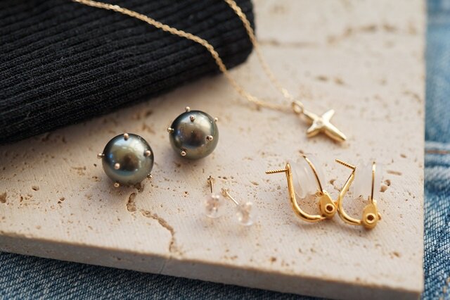 【drop】 黒蝶貝ドット10Kピアス | iichi 日々の暮らしを心地よくするハンドメイドやアンティークのマーケットプレイス