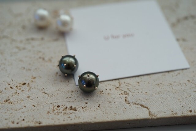 【drop】 黒蝶貝ドット10Kピアス | iichi 日々の暮らしを心地よくするハンドメイドやアンティークのマーケットプレイス