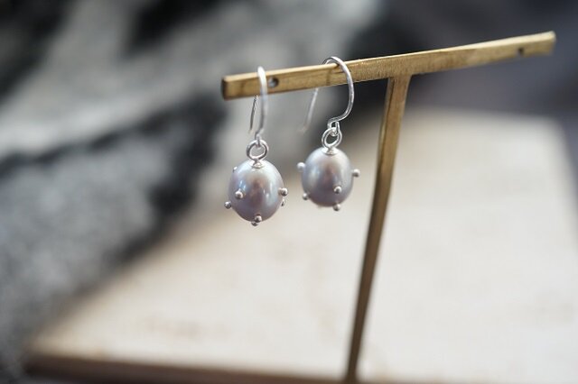 【drop】 グレー淡水ドットフックピアス | iichi ハンドメイド・クラフト作品・手仕事品の通販