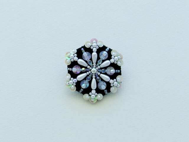 雪の結晶＊ビーズ刺繍のブローチ（22ibw-M-2）受注製作 | iichi ハンドメイド・クラフト作品・手仕事品の通販