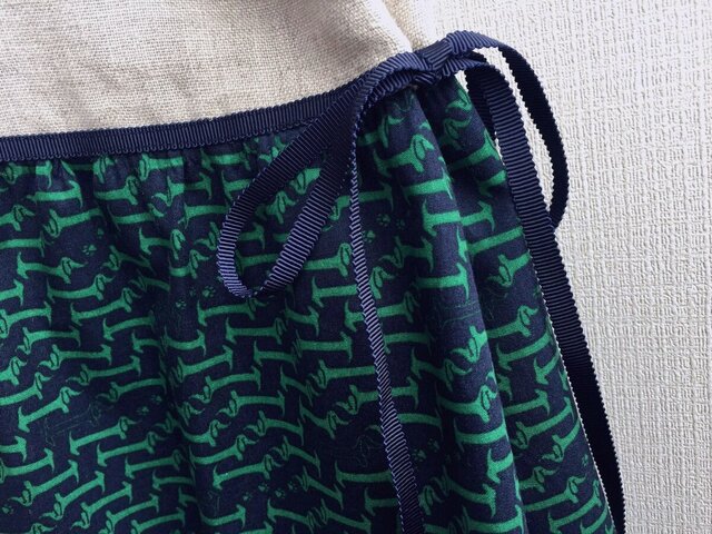 S〜LLから選択セミオーダー ダックス犬プリント×リネンのワンピース(紺) | iichi ハンドメイド・クラフト作品・手仕事品の通販