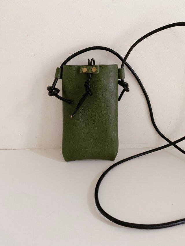 姫路レザースマホショルダー グリーン 携帯入れ サコッシュ スマホポシェット | iichi ハンドメイド・クラフト作品・手仕事品の通販
