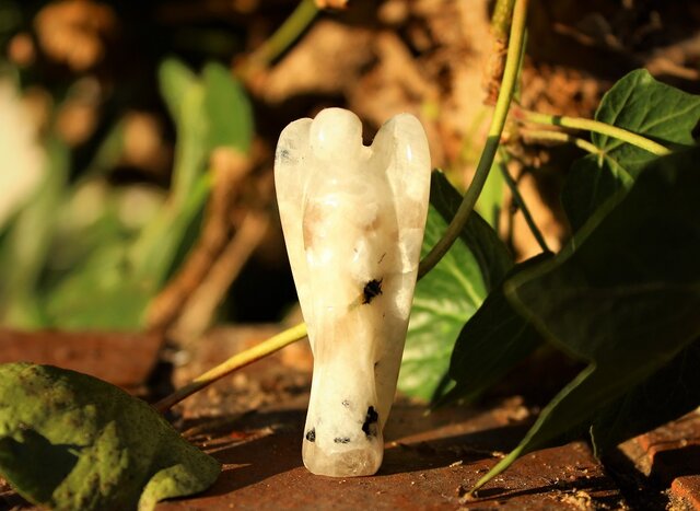 レインボームーンストーン エンジェル 50mm | iichi 日々の暮らしを心地よくするハンドメイドやアンティークのマーケットプレイス