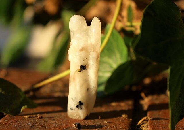 レインボームーンストーン エンジェル 50mm | iichi 日々の暮らしを心地よくするハンドメイドやアンティークのマーケットプレイス