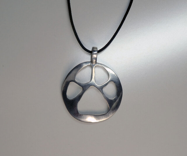 Dog's Paw Pendant | iichi ハンドメイド・クラフト作品・手仕事品の通販