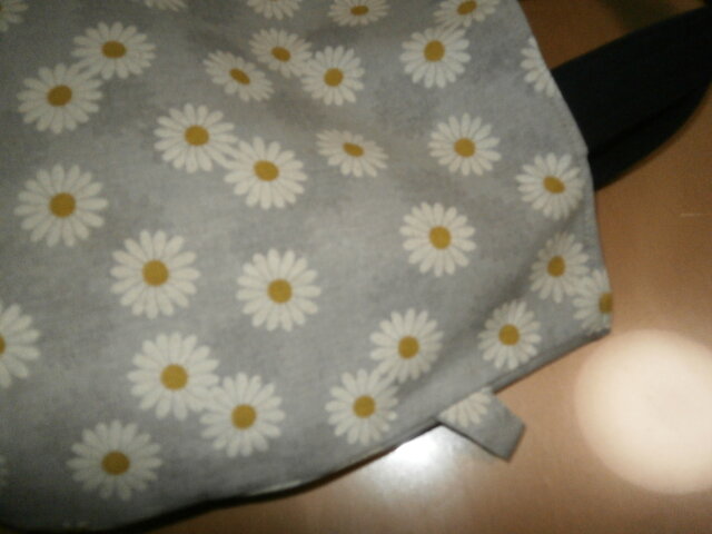 コットンキャンバス生地＊マーガレット柄の手提げ | iichi 日々の暮らしを心地よくするハンドメイドやアンティークのマーケットプレイス