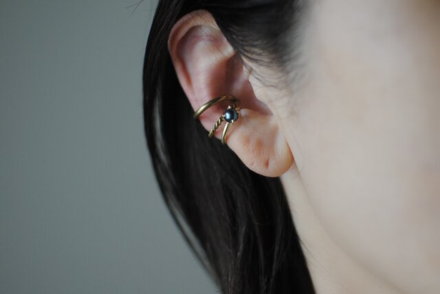 Metallic navy Pearl ear cuff《爪あり》 | iichi 日々の暮らしを心地よくするハンドメイドやアンティークのマーケットプレイス