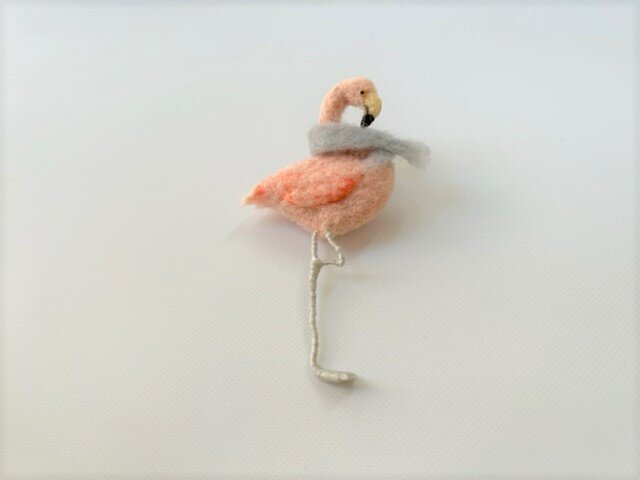 torikomono | ブローチ フラミンゴ（マフラー付き） | iichi ハンドメイド・クラフト作品・手仕事品の通販