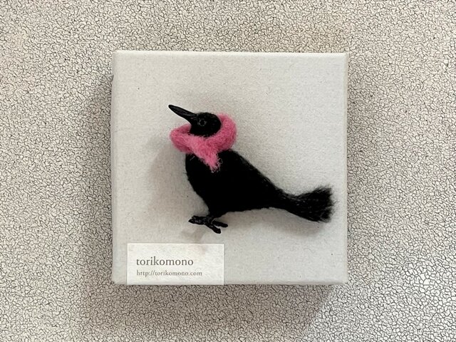 torikomono | ブローチ カラス （マフラー付き） | iichi ハンドメイド・クラフト作品・手仕事品の通販