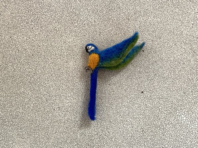 torikomono | ブローチ ルリコンゴウインコ | iichi ハンドメイド・クラフト作品・手仕事品の通販