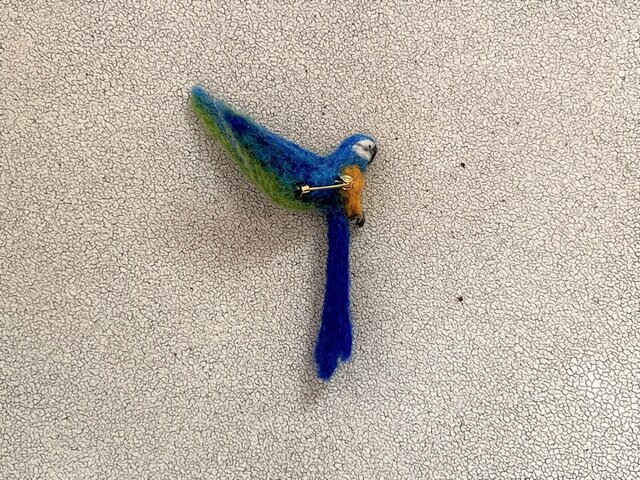 torikomono | ブローチ ルリコンゴウインコ | iichi ハンドメイド・クラフト作品・手仕事品の通販