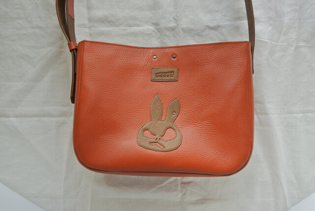 うさぎすかる（UP-1)、オレンジのショルダーバック。 | iichi ハンドメイド・クラフト作品・手仕事品の通販