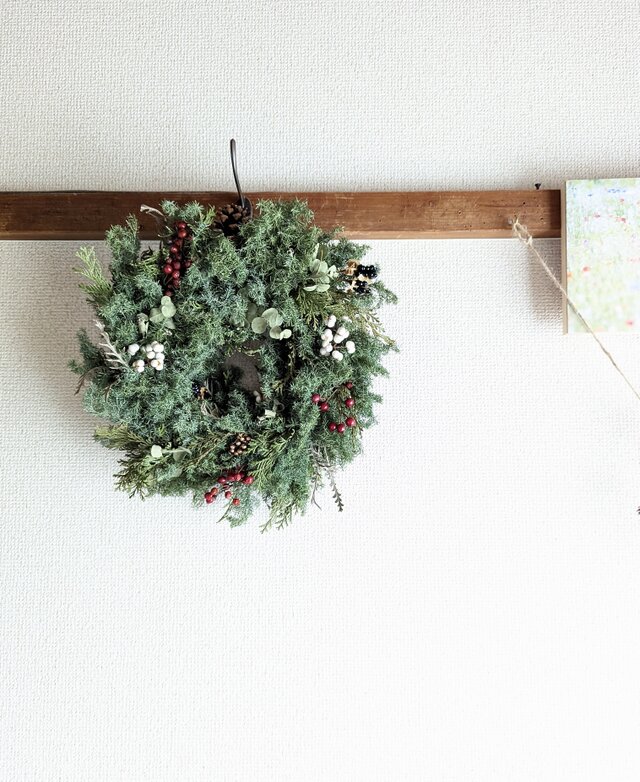 セール！ヒムロスギと野バラの実、ナンキンハゼの大きな冬のグリーンリース | iichi ハンドメイド・クラフト作品・手仕事品の通販