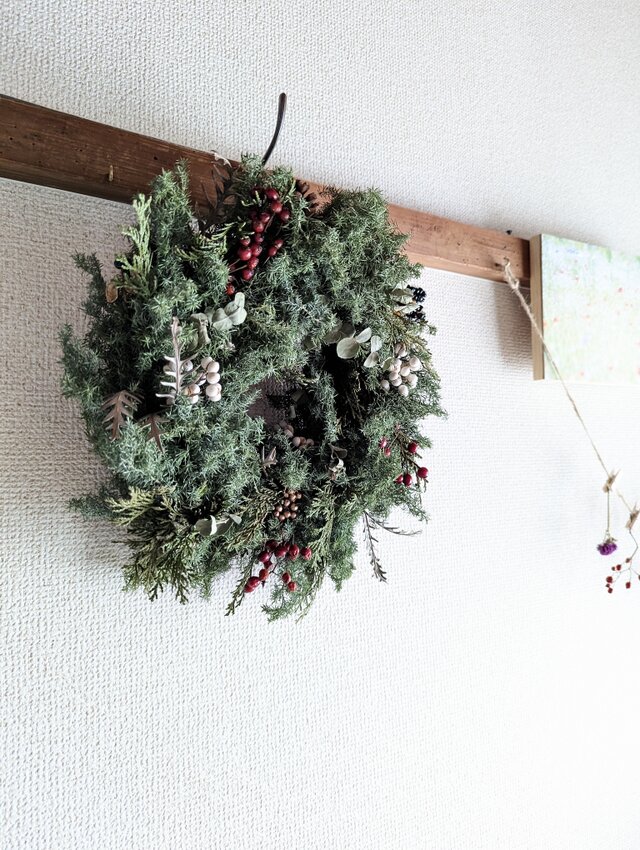 セール！ヒムロスギと野バラの実、ナンキンハゼの大きな冬のグリーンリース | iichi ハンドメイド・クラフト作品・手仕事品の通販