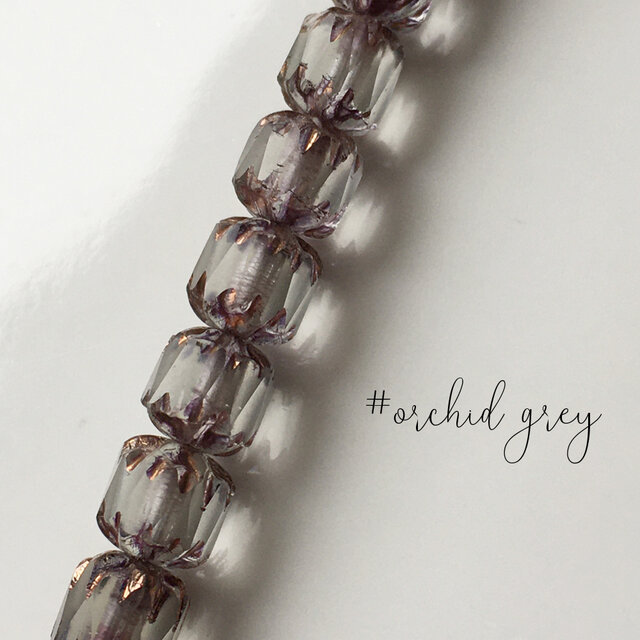 【set】ガラスビーズ の アレンジ ネックレス と イヤリング の セット / オーキッドグレー | iichi ハンドメイド・クラフト作品・手仕事品の通販