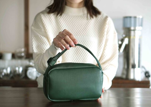 ITALY-DEEP-GREEN-OIL：2WAY機能ポシェットLサイズ 内装キーホルダー付き | iichi ハンドメイド・クラフト作品・手仕事品の通販