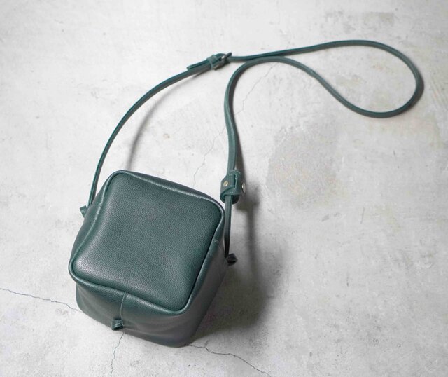 ITALY-DEEP-GREEN-OIL・キューブポシェット 2WAY機能・内装キーホルダー付き：ポケット機能充実しています。 | iichi ハンドメイド・クラフト作品・手仕事品の通販