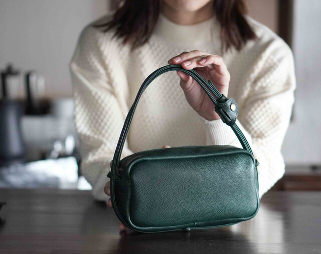 ITALY-DEEP-GREEN-OIL・2WAY機能ポシェット 内装キーホルダー付き：ポケット機能充実しています。 | iichi ハンドメイド・クラフト作品・手仕事品の通販