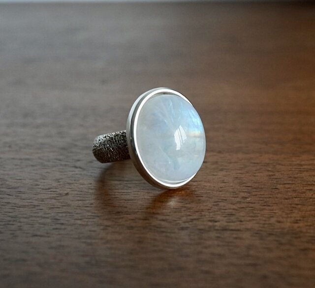 white labradorite ring(rainbow moonstone) | iichi 日々の暮らしを心地よくするハンドメイドやアンティークのマーケットプレイス