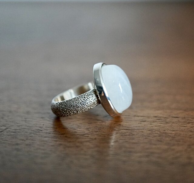 white labradorite ring(rainbow moonstone) | iichi 日々の暮らしを心地よくするハンドメイドやアンティークのマーケットプレイス
