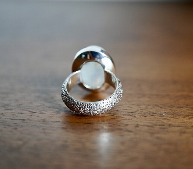 white labradorite ring(rainbow moonstone) | iichi 日々の暮らしを心地よくするハンドメイドやアンティークのマーケットプレイス