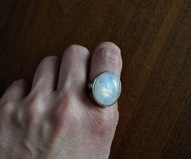 white labradorite ring(rainbow moonstone) | iichi 日々の暮らしを心地よくするハンドメイドやアンティークのマーケットプレイス