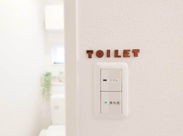 TOILET文字マーク | iichi 日々の暮らしを心地よくするハンドメイドやアンティークのマーケットプレイス