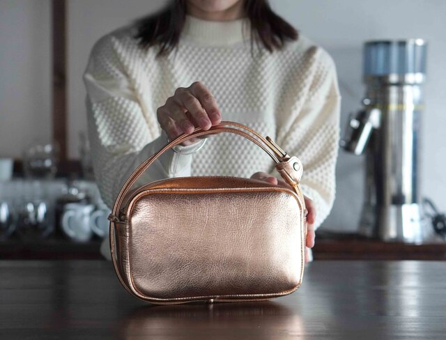 カンパリGOLD-LEATHER・2WAY機能ポシェットLサイズ 内装キーホルダー付き：ポケット機能充実しています。 | iichi ハンドメイド・クラフト作品・手仕事品の通販