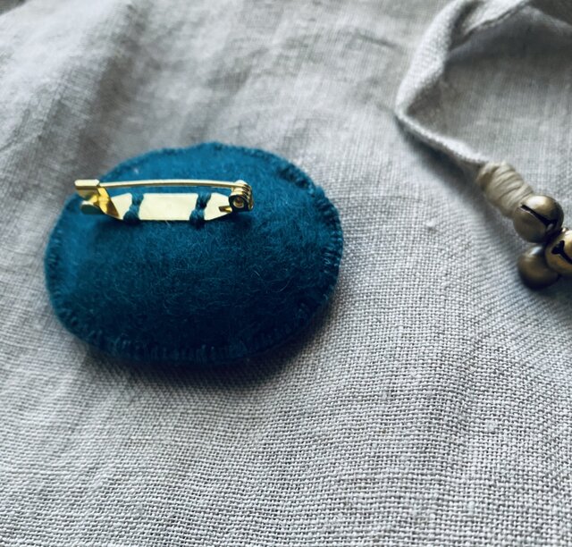 羊毛フェルトのブローチ＊wait for spring＊ | iichi ハンドメイド・クラフト作品・手仕事品の通販