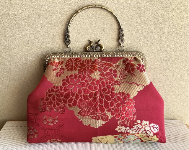 がまぐちバッグ・ 赤地に花柄 うさぎ 金具 | iichi 日々の暮らしを心地よくするハンドメイドやアンティークのマーケットプレイス