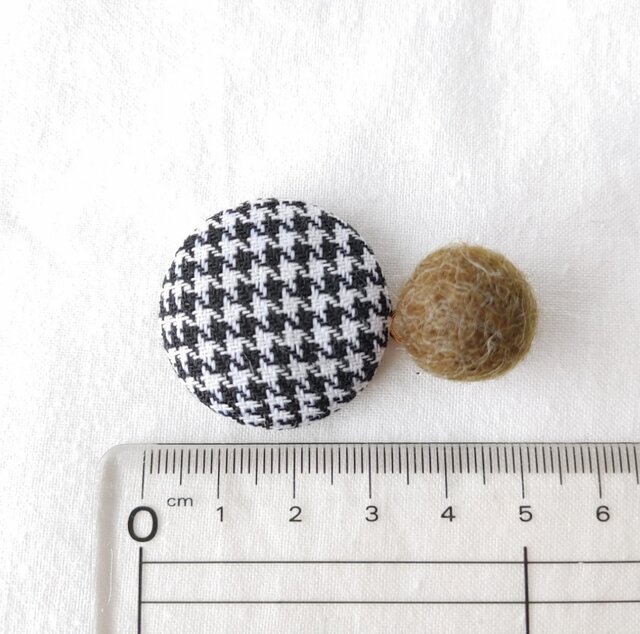 ★a "embrace the retro…" 冬 大ぶり ファー×チェック ピアス／イヤリングe | iichi ハンドメイド・クラフト作品・手仕事品の通販