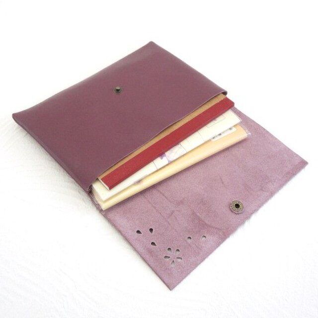 A6、お薬手帳、母子手帳対応《牛革》ダークパープル・一枚革のマルチケース・カードポケット付き・055 | iichi ハンドメイド・クラフト作品・手仕事品の通販