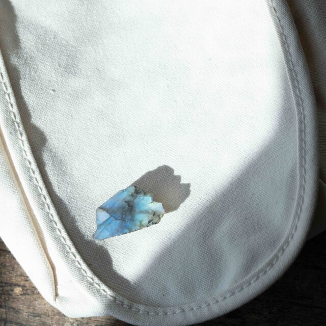 【一点物】 ラブラドライト ブローチ or 台座付き標本 鉱物 原石 天然石 アクセサリー パワーストーン (No.2316) | iichi ハンドメイド・クラフト作品・手仕事品の通販